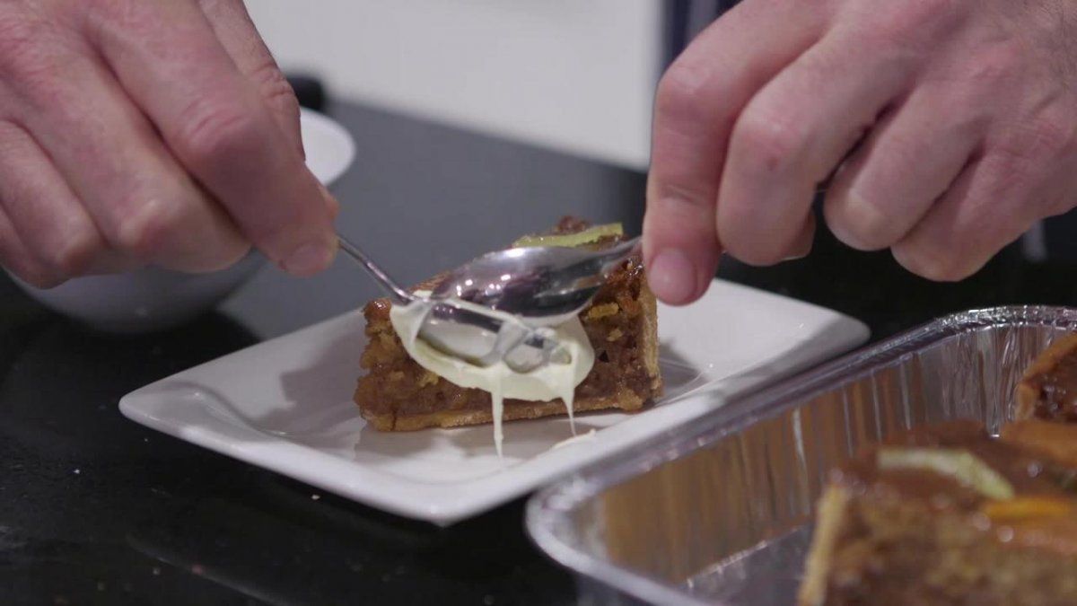 There's a Restaurant That Only Serves Airplane Food - Destination Tips